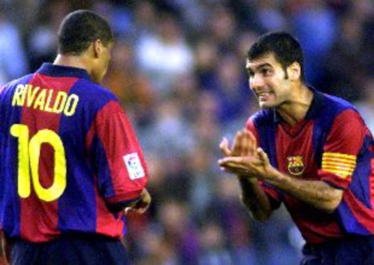 Guardiola habla con Rivaldo durantE el Celta. | Última | EL PAÍS
