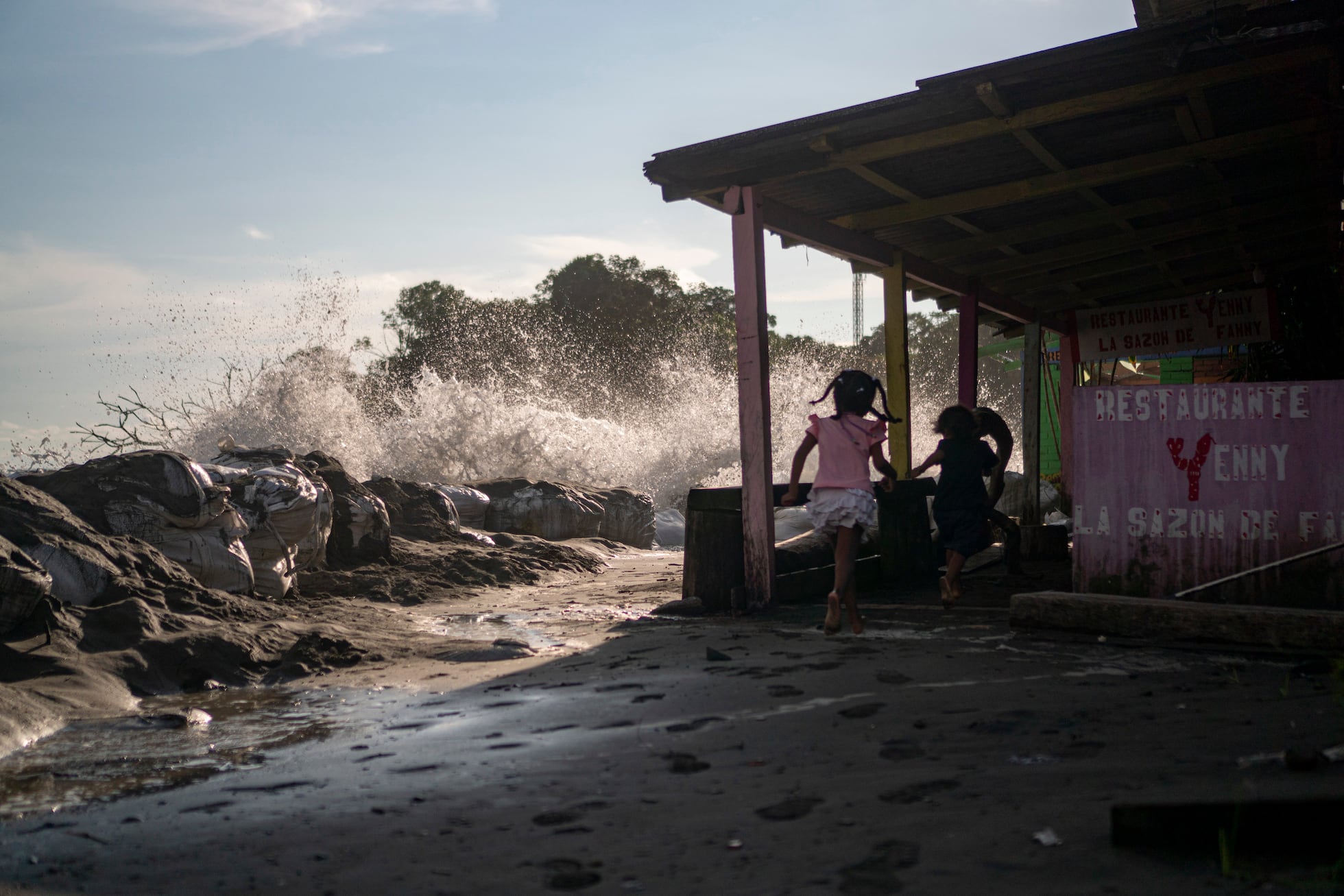 El mar devora la playa de Juanchaco, una de las más emblemáticas del ...