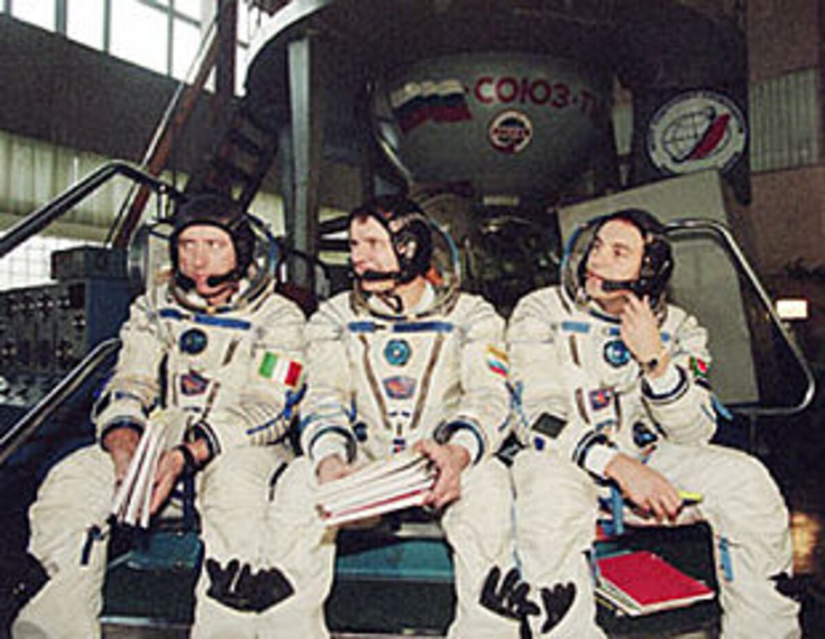 Tripulación de la nave Soyuz: Roberto Vittori, Yuri Gidzenko y el turista espacial Mark ...