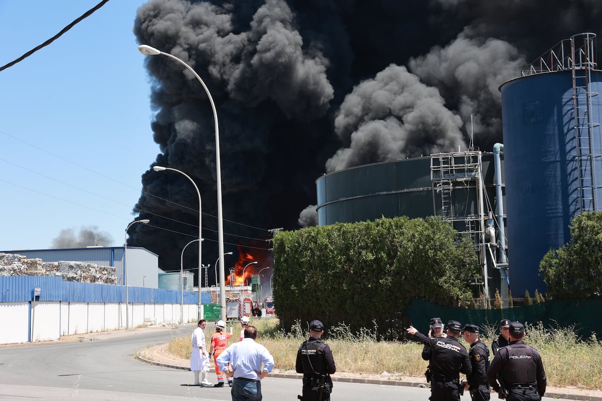 Una explosión provoca un incendio en una nave de productos químicos en ...