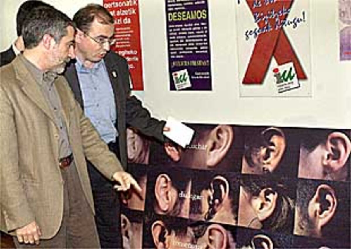 Ayer, Javier Madrazo mostró el cartel a Gaspar Llamazares. | España ...