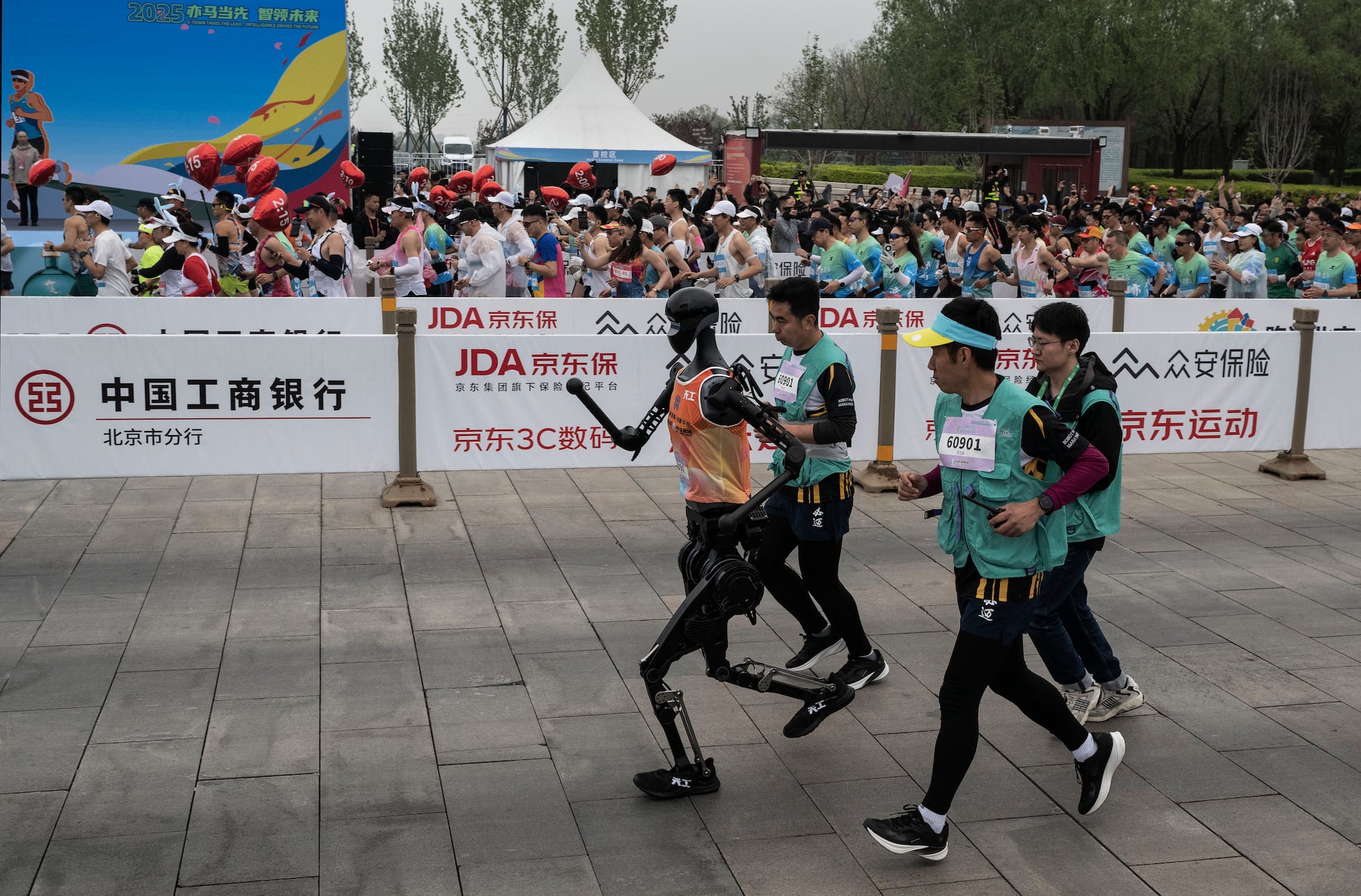 China pone a correr a sus robots en el primer medio maratón del mundo ...
