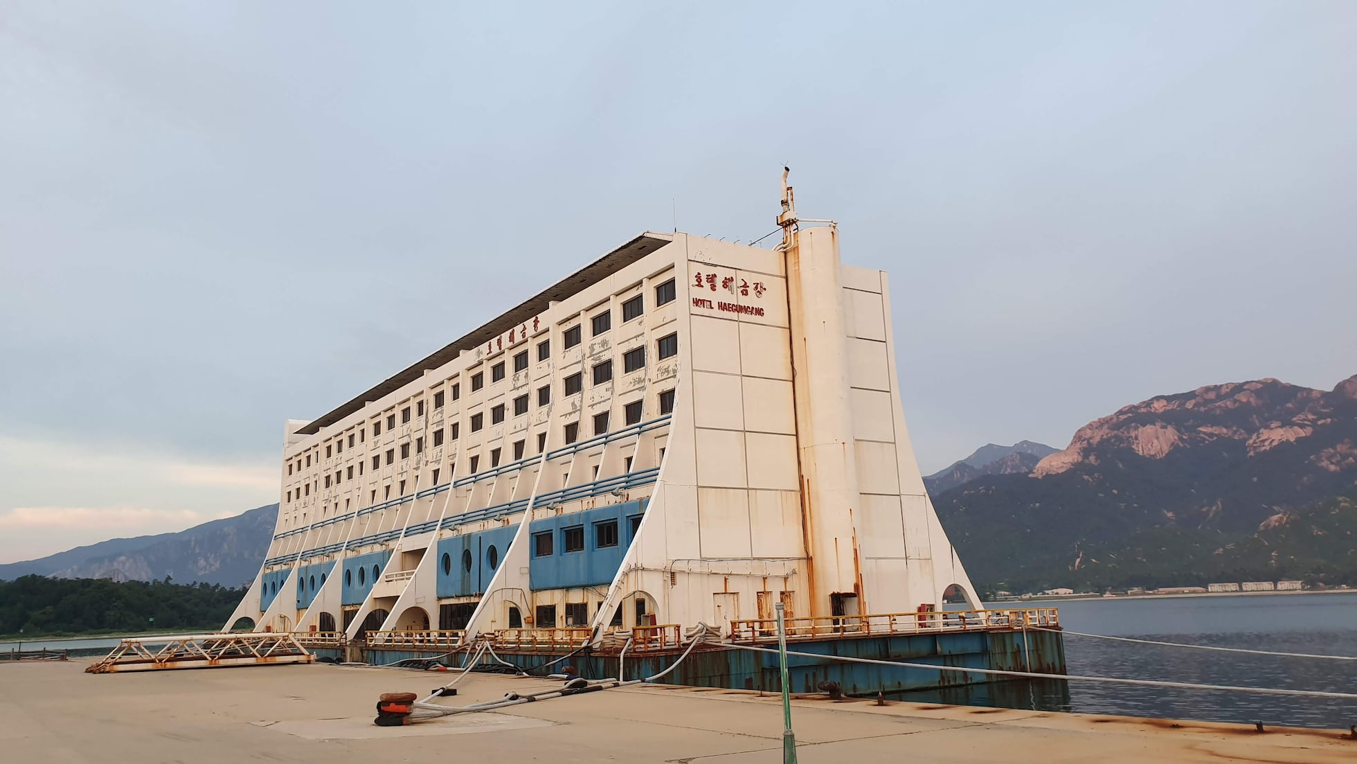 Ciclones, minas y un asesinato: la historia maldita del hotel flotante ...