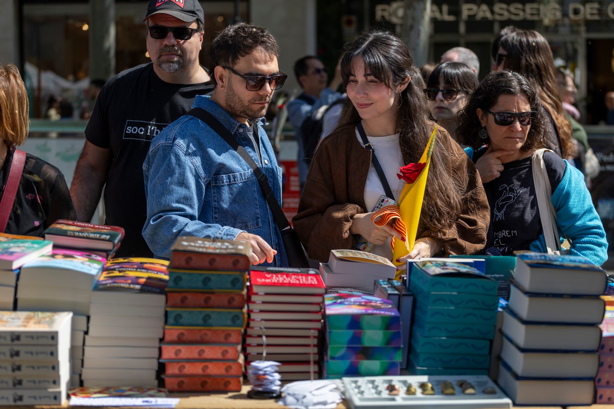 La celebración de Sant Jordi 2026 en Barcelona, en imágenes | Fotos ...