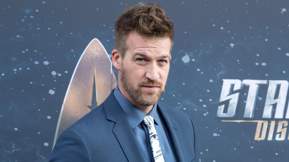 Muere el actor Kenneth Mitchell cinco años después de recibir un ...