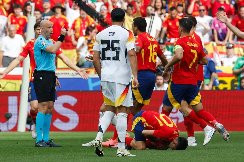 Pedri sufre un esguince lateral interno en la rodilla tras una entrada ...