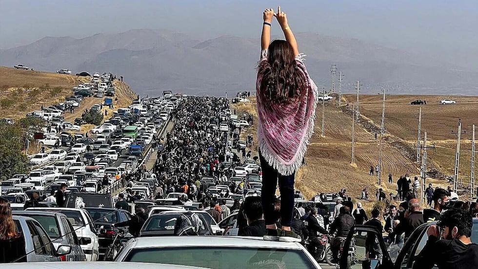 El horror de la represión en Irán: “Cortan la luz, matan a la gente con ...