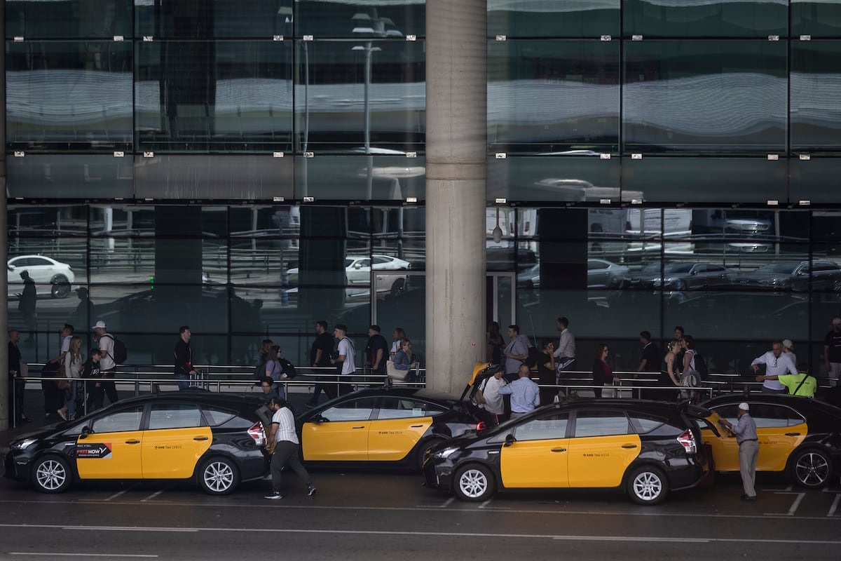 Élite Taxi amenaza ahora con “bloquear” Barcelona durante la operación ...