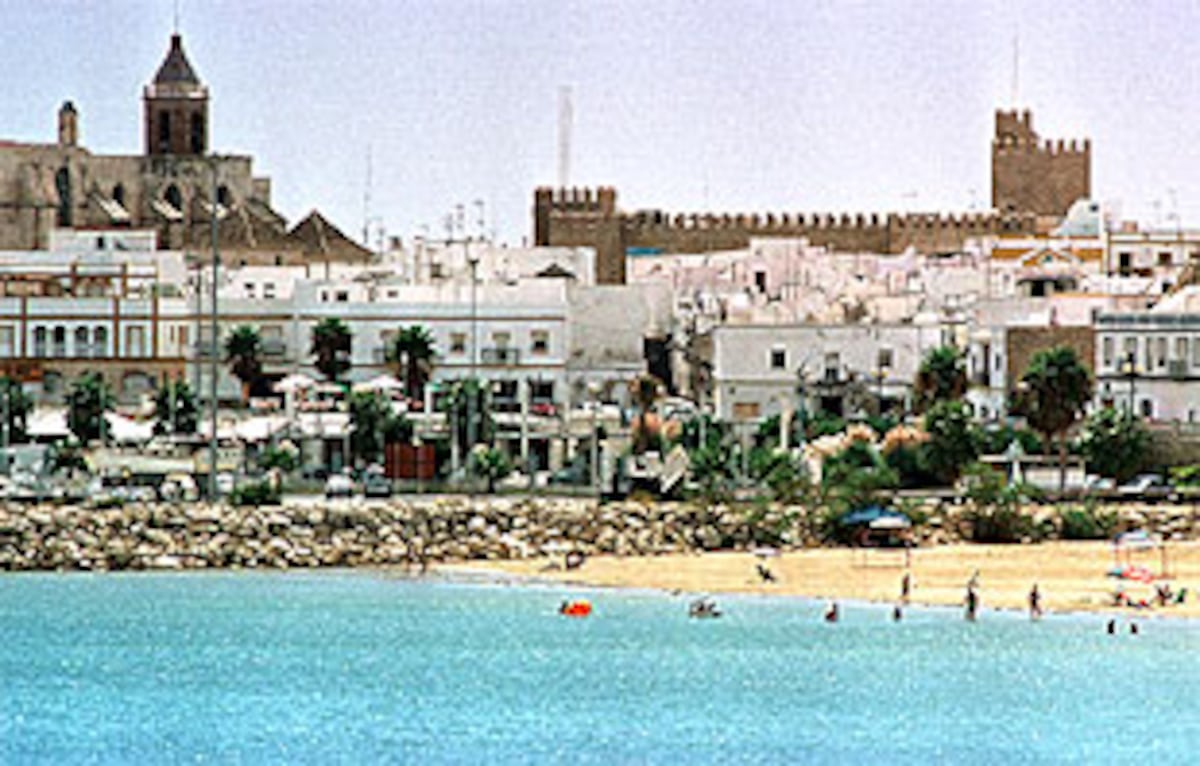 Una vista de Rota con la playa del Rompidillo en primer término ...