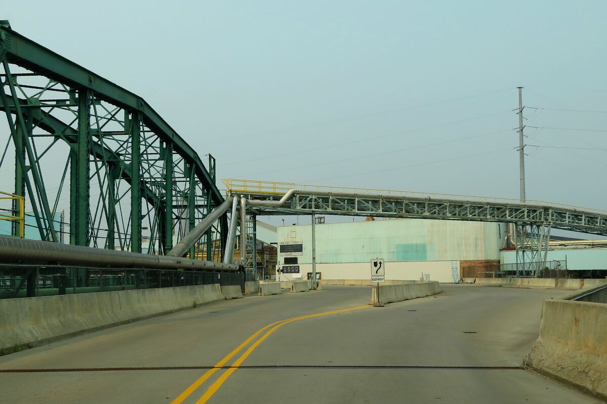 Fort Frances–International Falls: La mitad de un puente que une a ...