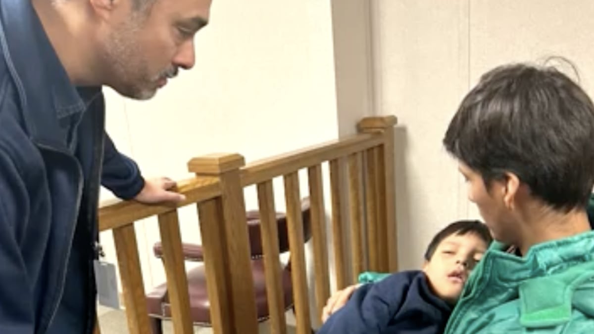 El congresista Joaquín Castro visita a Liam Conejo Ramos en el centro ...