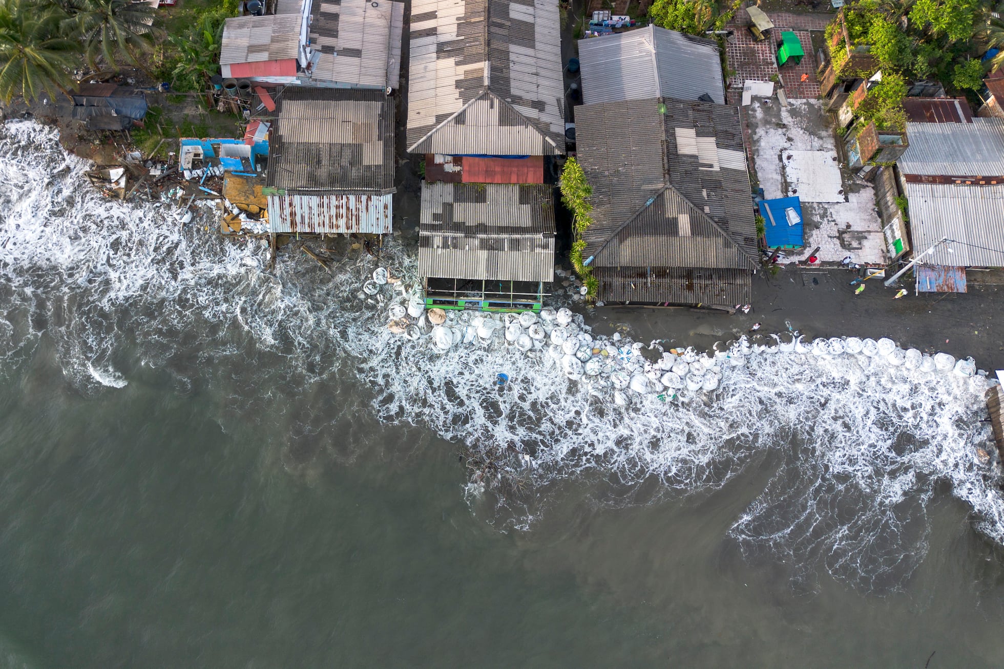 El mar devora la playa de Juanchaco, una de las más emblemáticas del Pacífico colombiano | EL ...