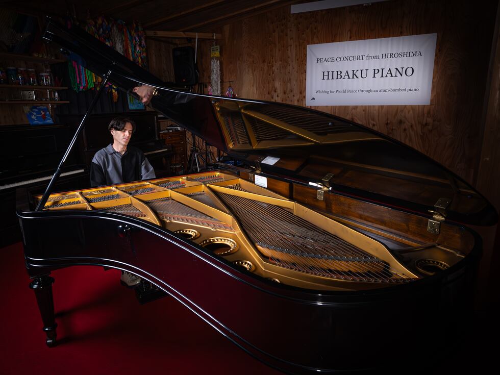 A piano that survived Hiroshima commemorates the victims of Nagasaki ...