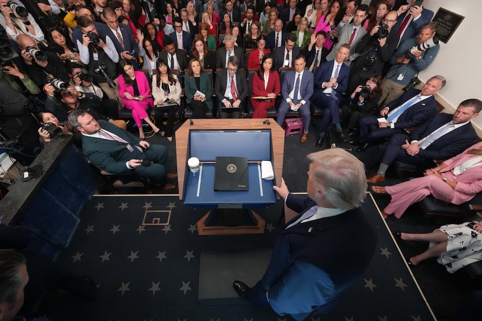 La paradoja espacial de Trump: saca pecho de la misión a la Luna ...