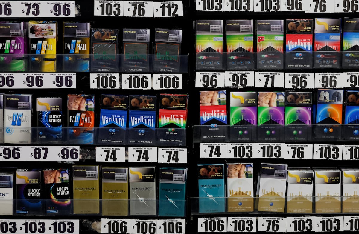 El incremento del IEPS da alas al mercado ilegal de cigarros en México ...