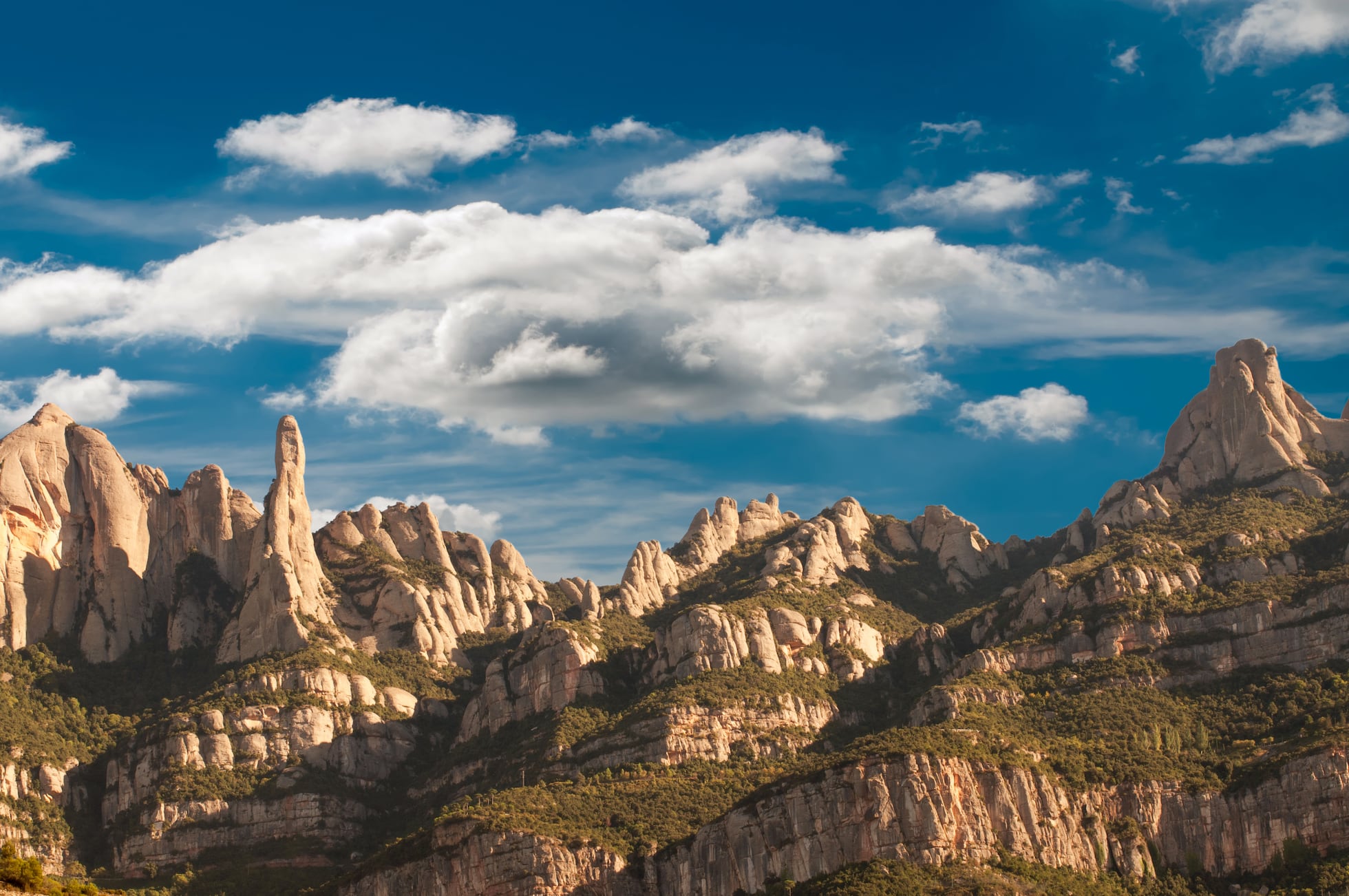 Montserrat: un enclave para el senderismo, la cultura y la ...