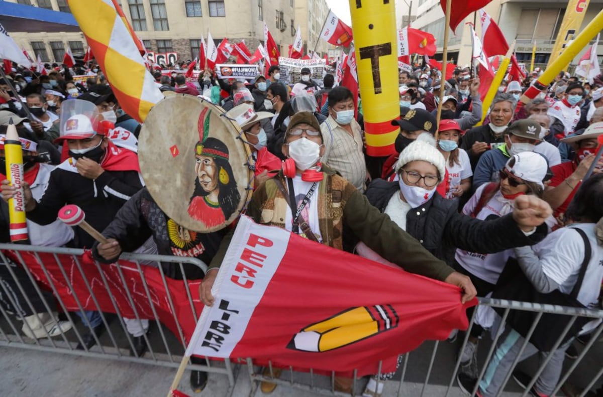 Elecciones en Perú 2021: La larga espera de un país dividido ...