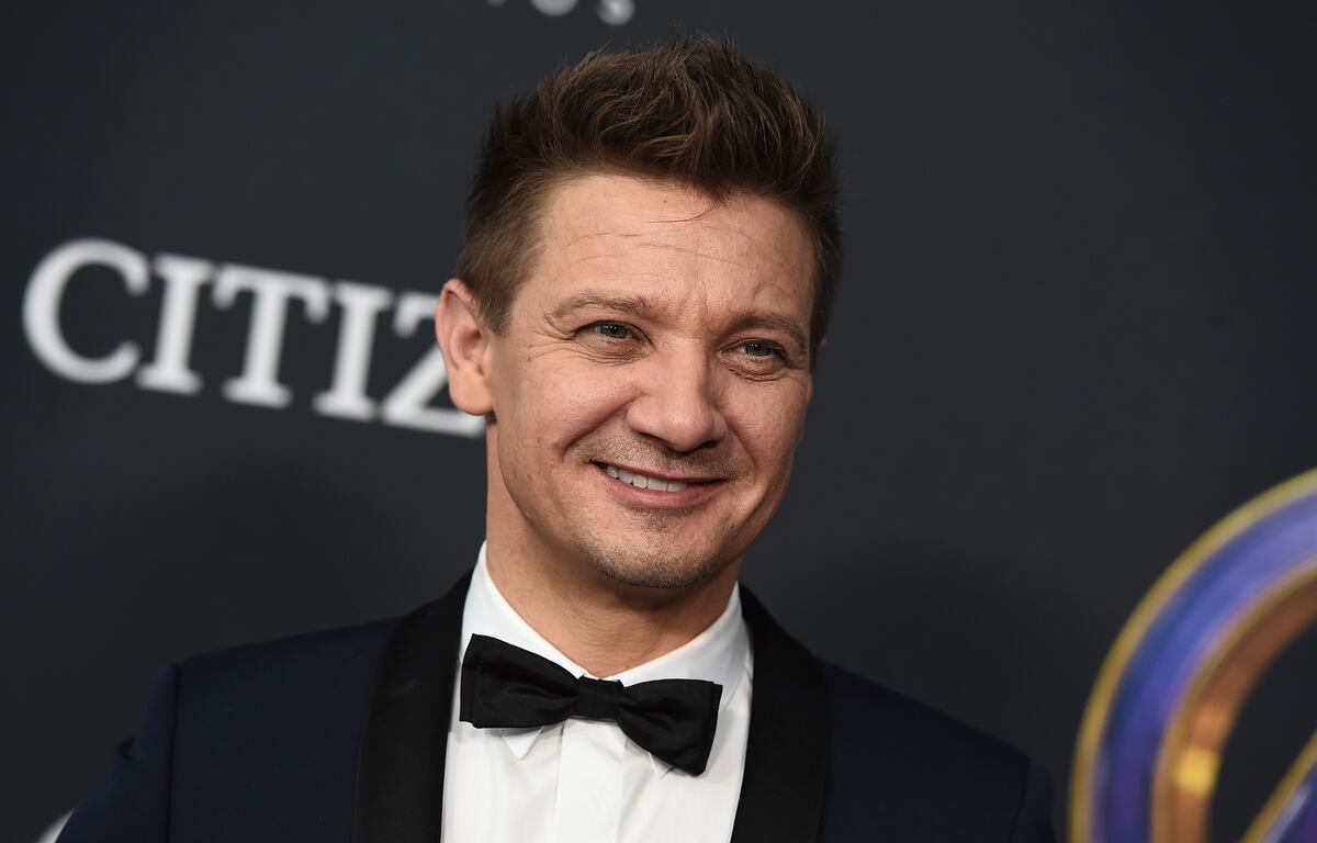 Jeremy Renner ya está con su “familia en casa” mientras se recupera de ...