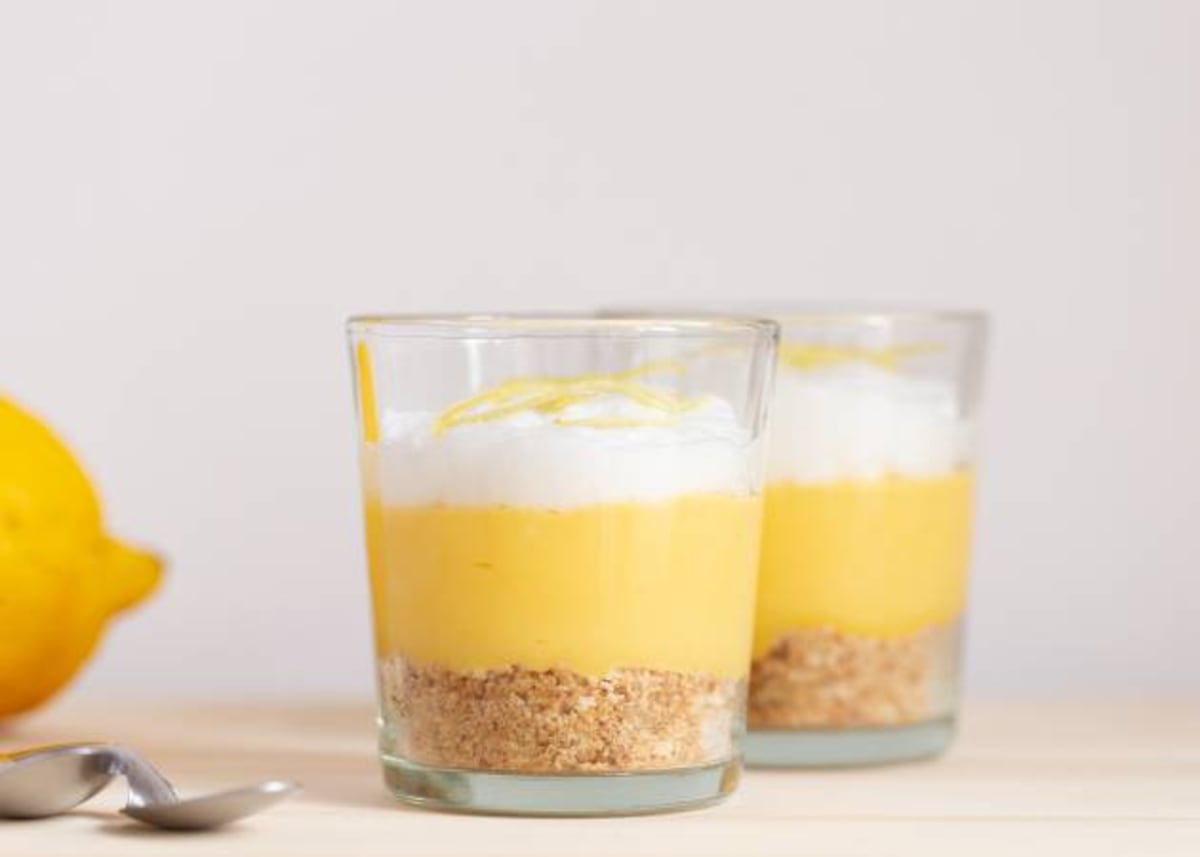 Vasitos de crema de limón y merengue | Recetas | Gastronomía | EL PAÍS