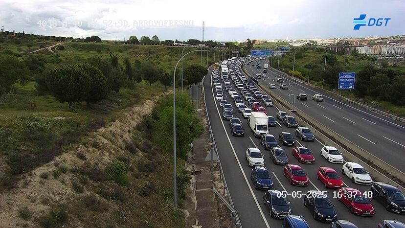 Atasco de más de 10 kilómetros en la M-40 madrileña tras caerse una ...