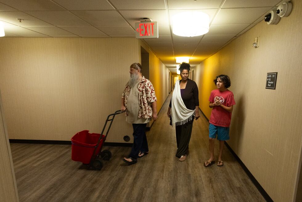 After life in the street, the Endres family finds a home | U.S. | EL ...