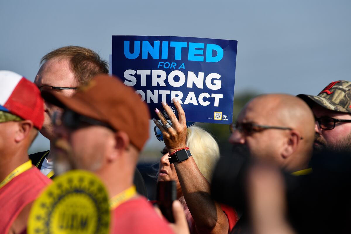 UAW union: Workers hit US auto giants with selective strike | Economy ...