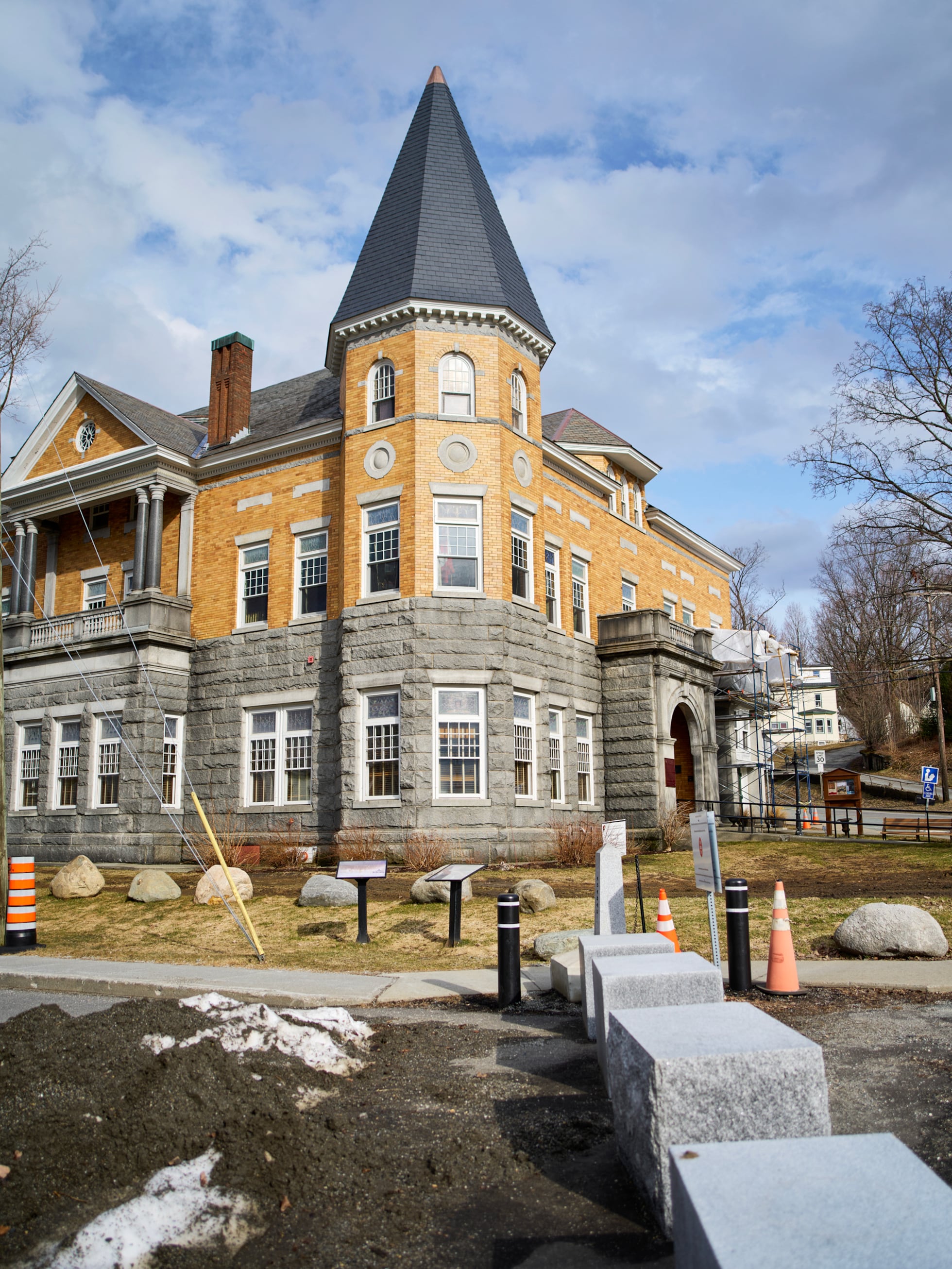 The library with one door in Canada and the other one (now closing) in the US | Culture | EL ...