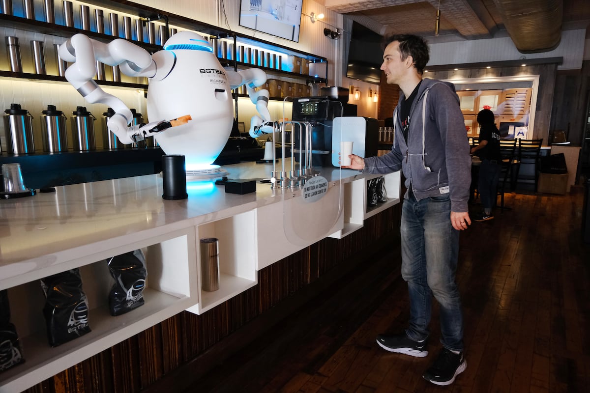Aquí el camarero es un robot, ¿es esto el inicio de una distopía ...