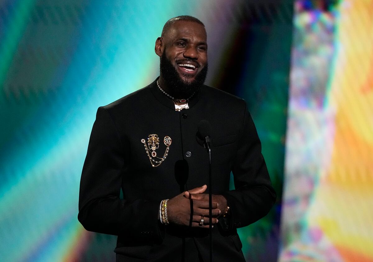 LeBron James acaba con las dudas y anuncia que no se retira: “Por ...