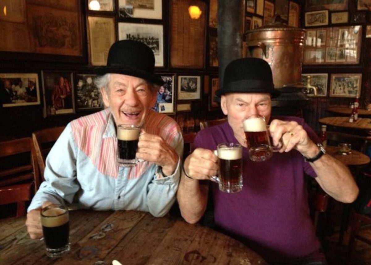 Son viejos, pero Ian McKellen y Patrick Stewart molan más que los ...