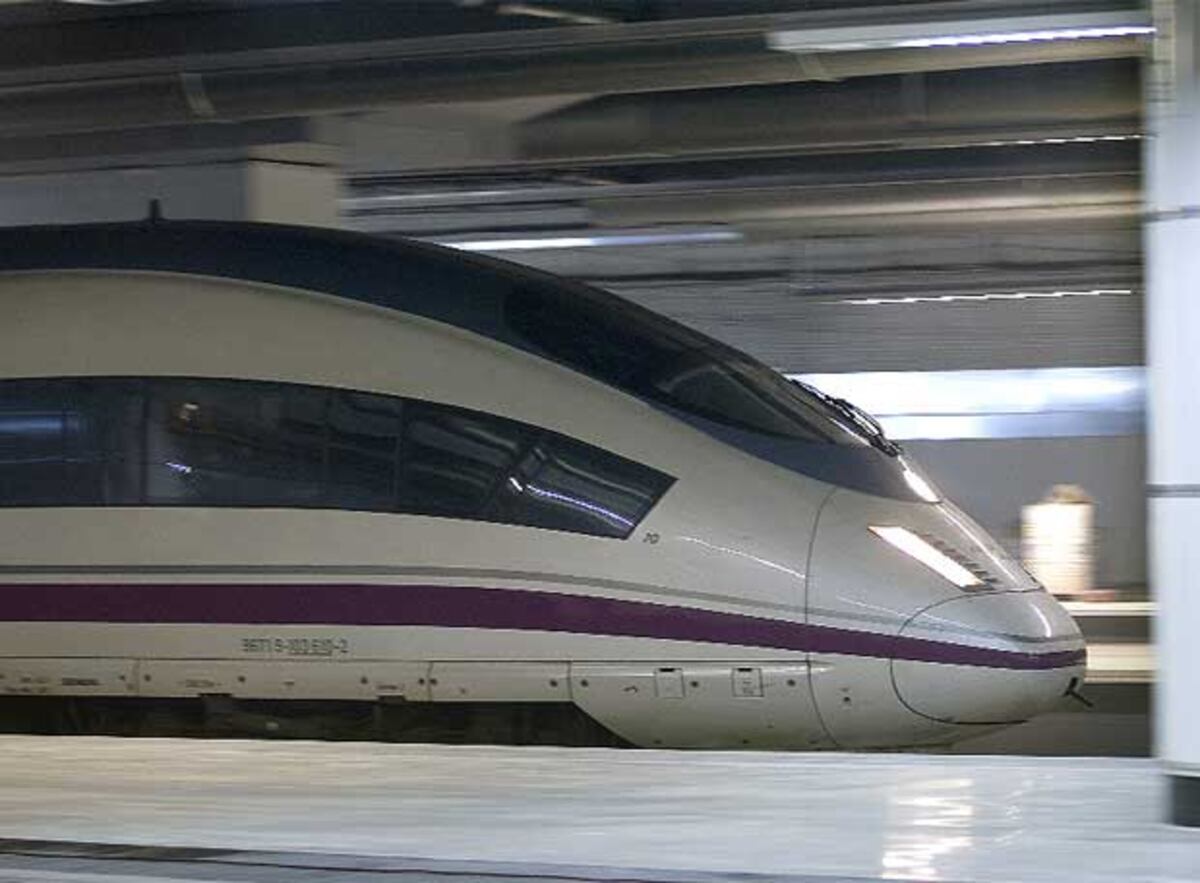 Llegada de la primera unidad del AVE S-103, a la estación de Sants ...