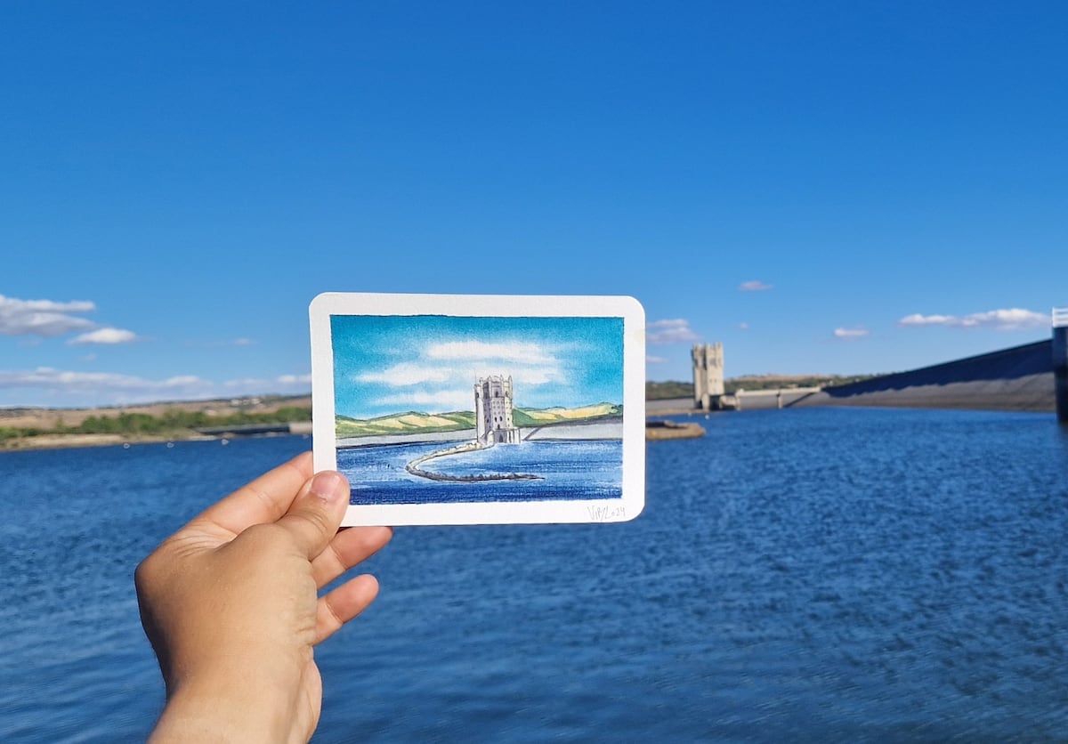 La torre que flota sobre el embalse de Santillana en Manzanares El Real ...