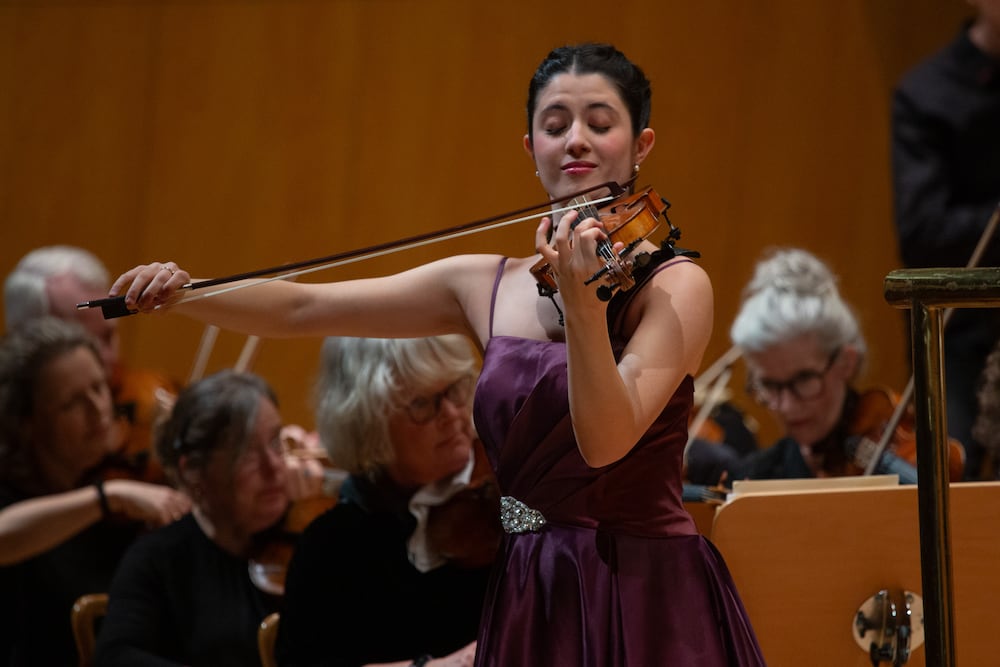 La violinista María Dueñas, deslumbrante y arrolladora en la ‘Symphonie ...