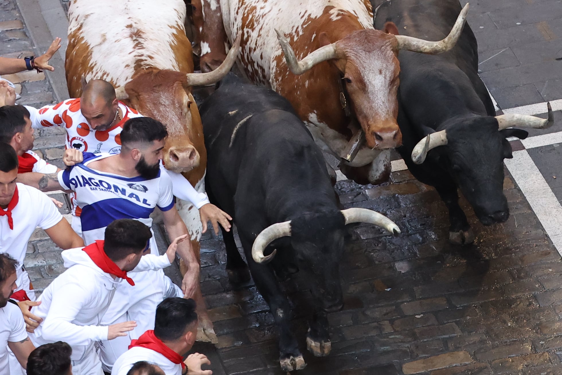 Emocionante, rápido, masivo y limpio segundo encierro de los temibles ...