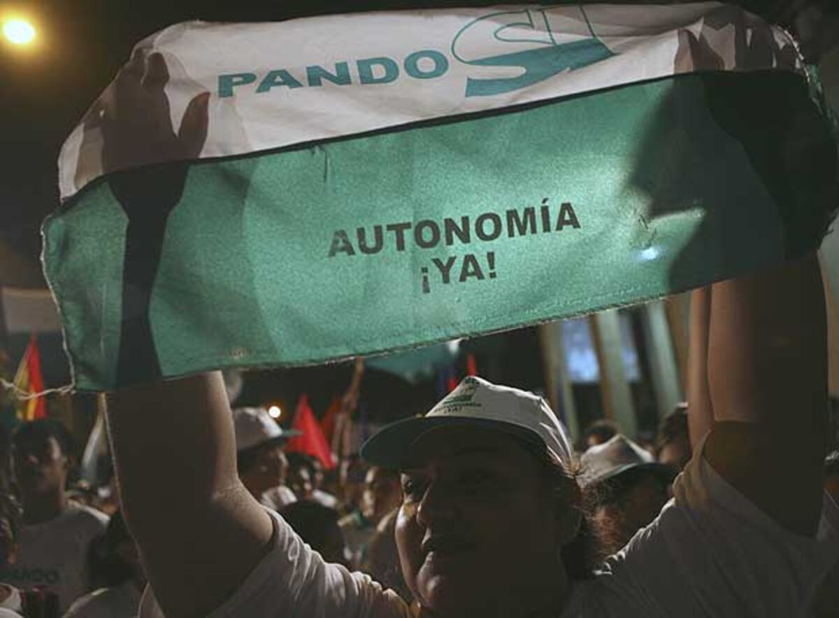 Una mujer enarbola una bandera autonomista | Internacional | EL PAÍS