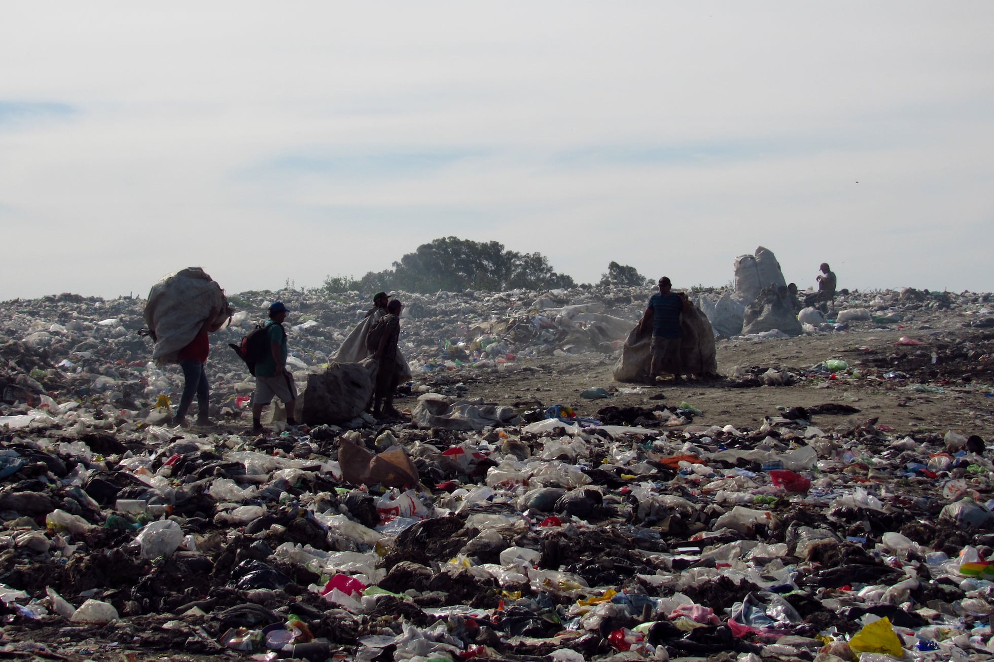Los recicladores de Luján, el basural a cielo abierto más grande de ...