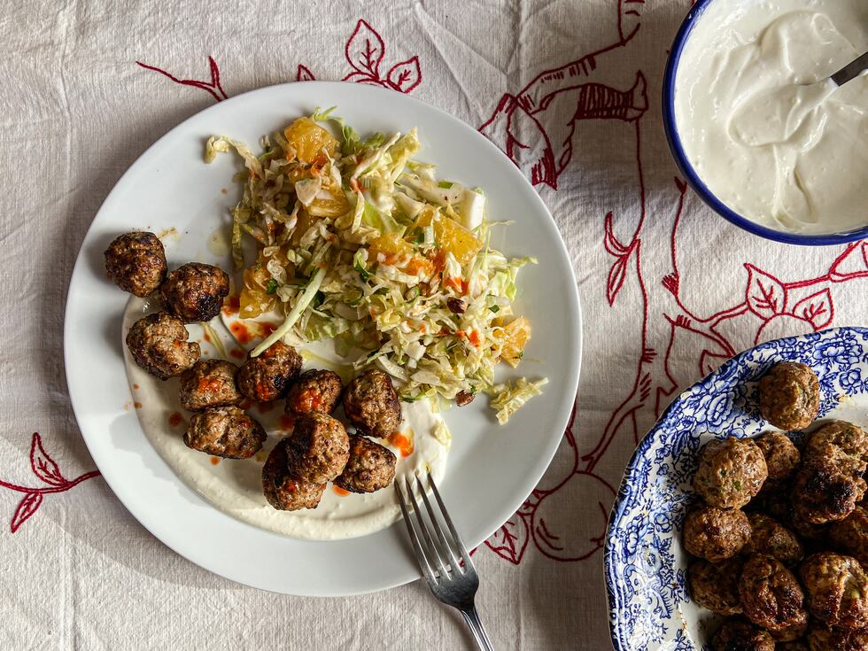 Albóndigas de cordero con crema agria y ensalada de cítricos y col | El ...