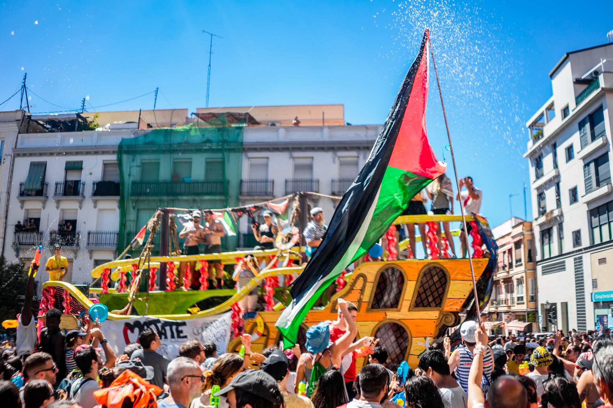 Vallecas se moja por Palestina en su tradicional Batalla Naval ...