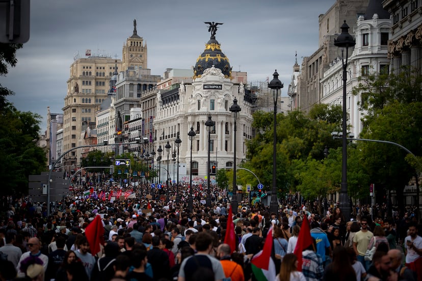 Los jóvenes abanderan la protesta masiva en Madrid por la vivienda ...