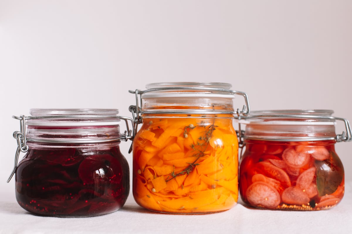 Cómo hacer tus propios encurtidos caseros: técnica fácil en cuatro ...