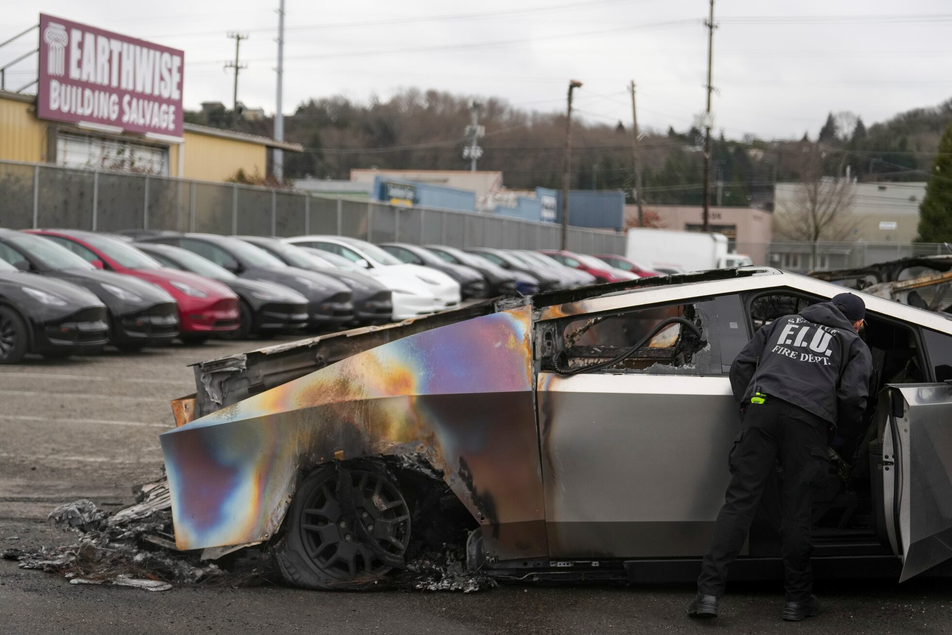 Arden ‘teslas’, arden ‘waymos’: por qué incendiar coches inteligentes ...
