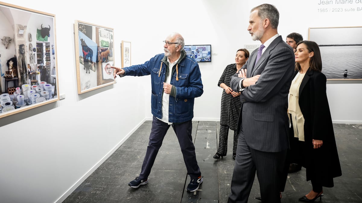 Los Reyes inauguran Arco y se detienen ante la intrigante luz del fotógrafo Jean Marie del Moral ...