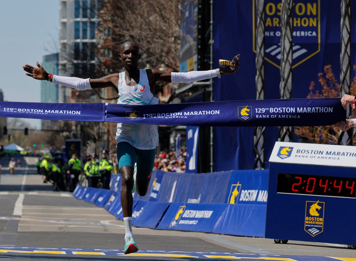 Victoria de los kenianos Sharon Lokedi y John Korir en el maratón de ...