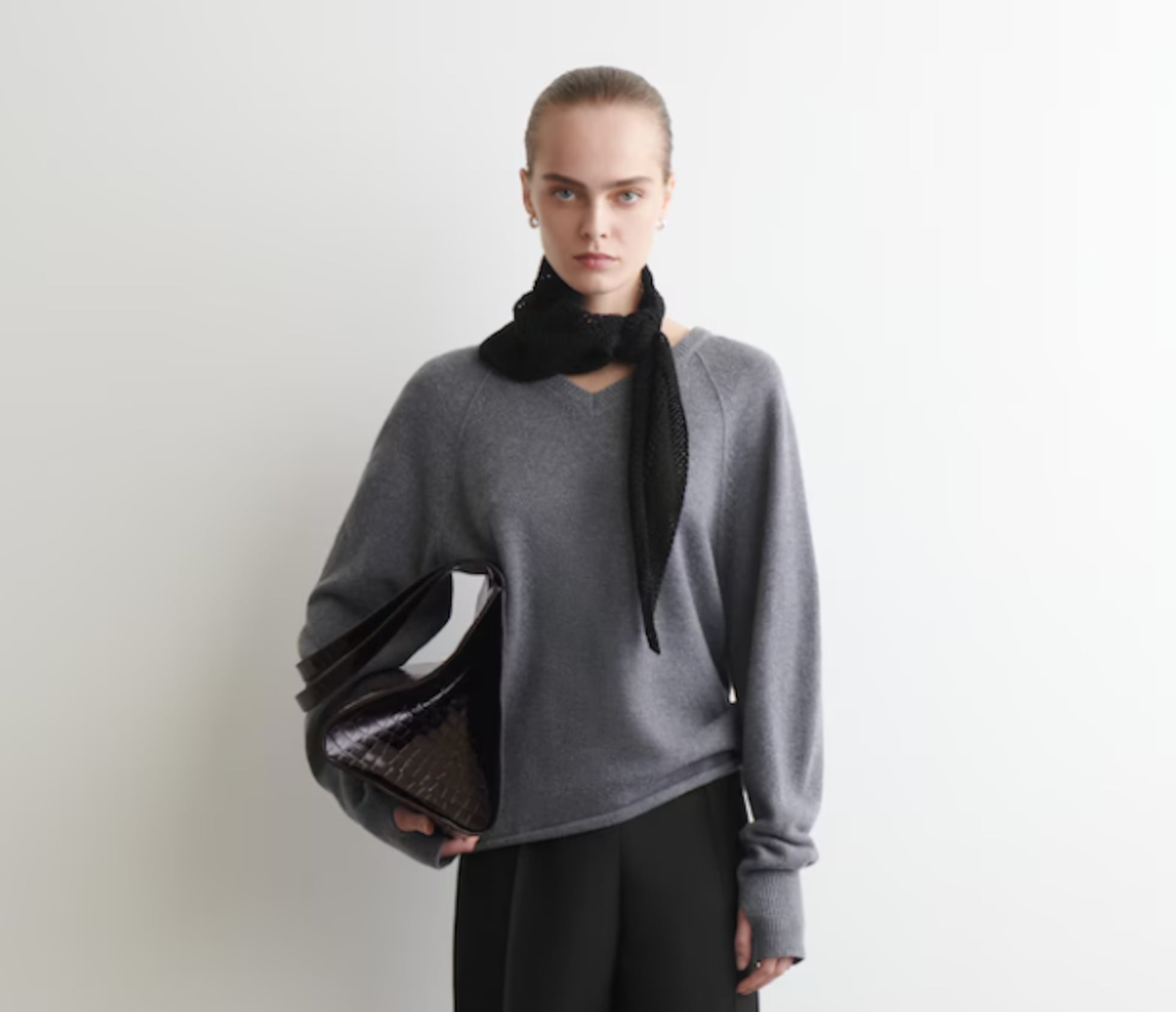 ¿Por qué todo el mundo en la moda lleva un triángulo de ‘cashmere’ al ...
