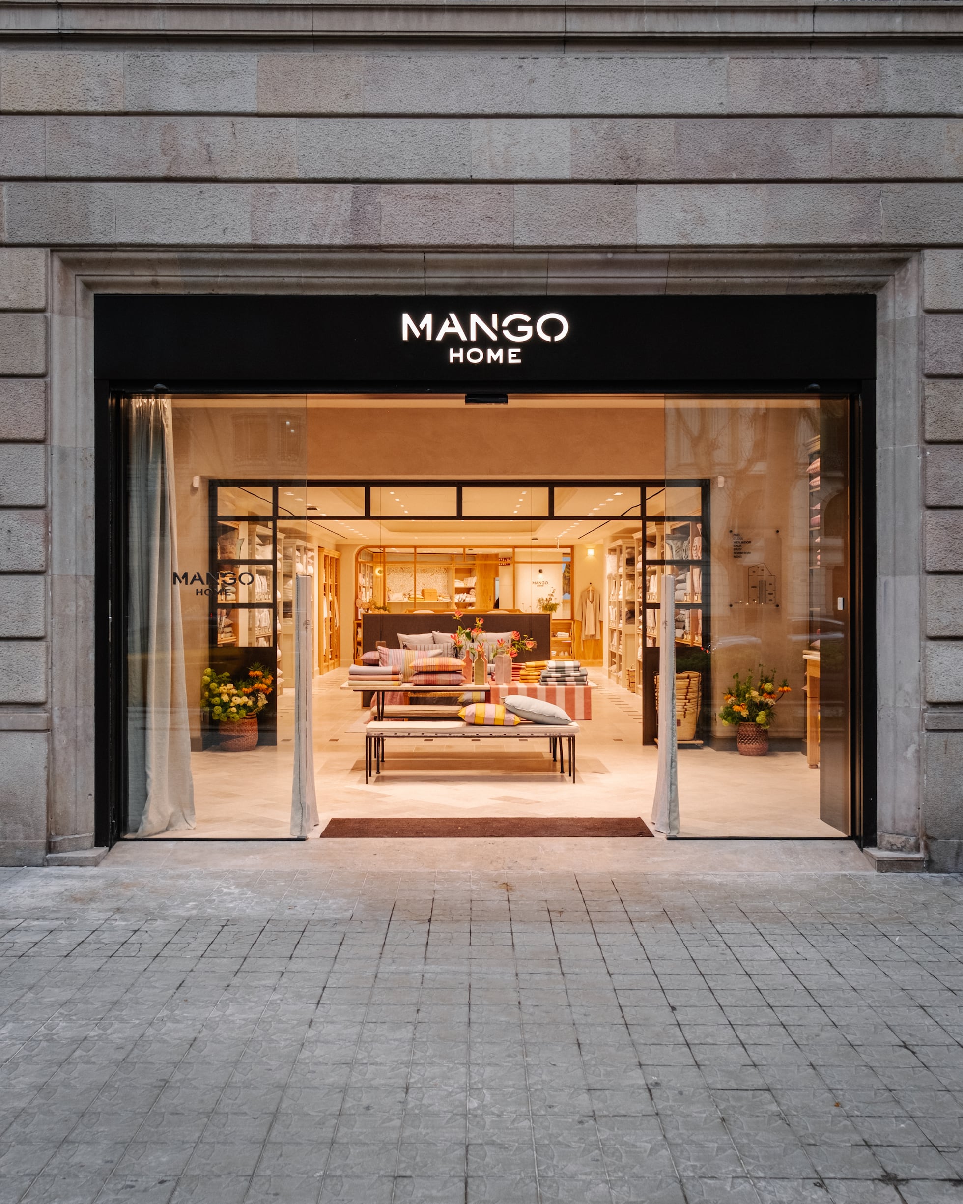 De platos pintados a mano a fragancias para el hogar: Mango Home abre su primera tienda física ...