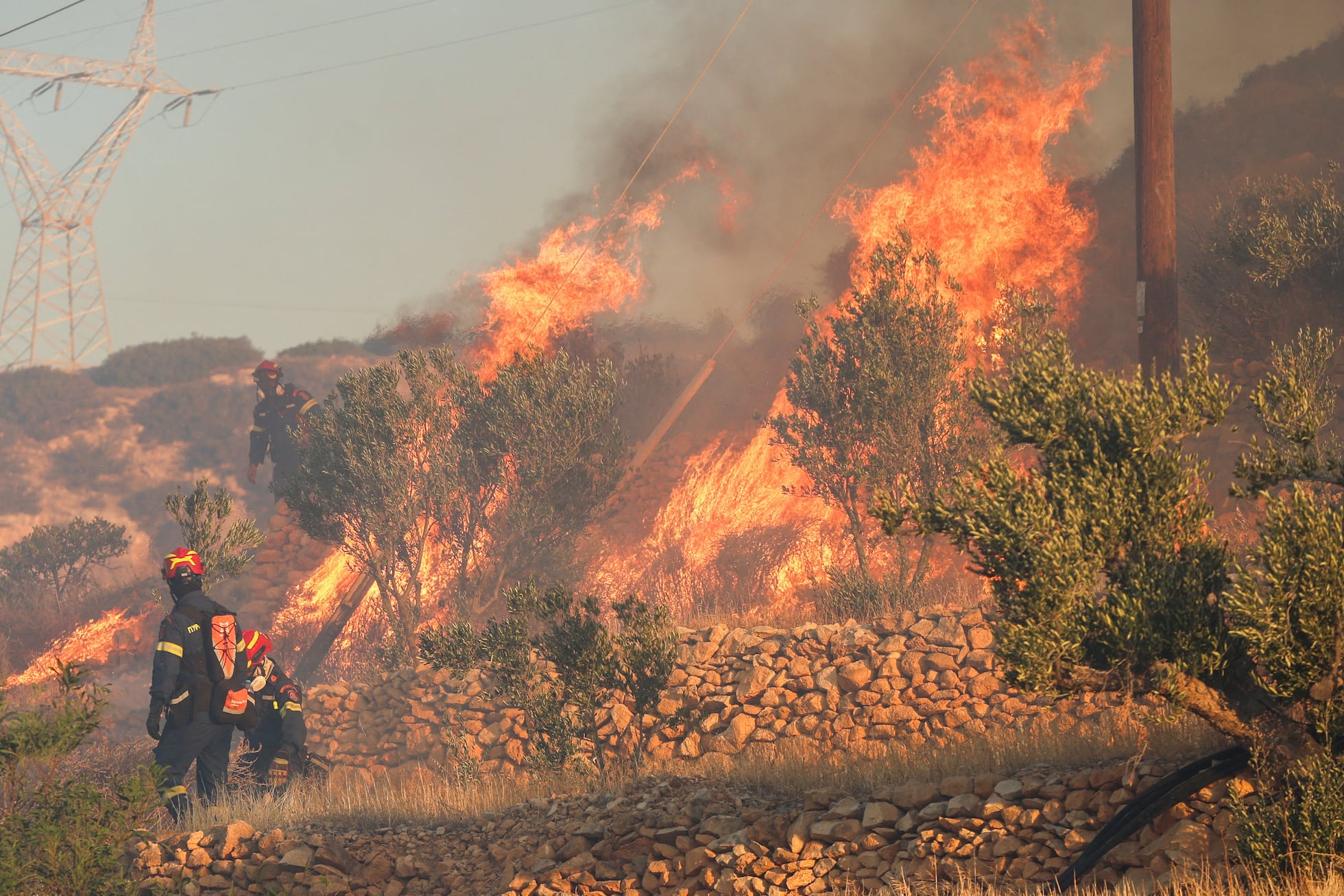 Un incendio forestal en la isla griega de Creta obliga a evacuar a más ...