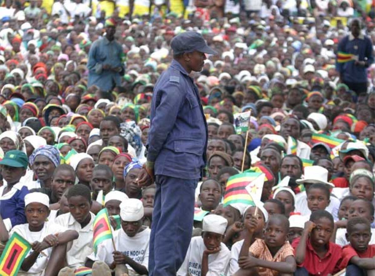 Asistentes a un mitin electoral de Robert Mugabe | Internacional | EL PAÍS