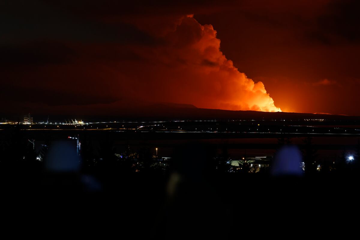 A volcano erupts in southwestern Iceland and spews magma in a ...