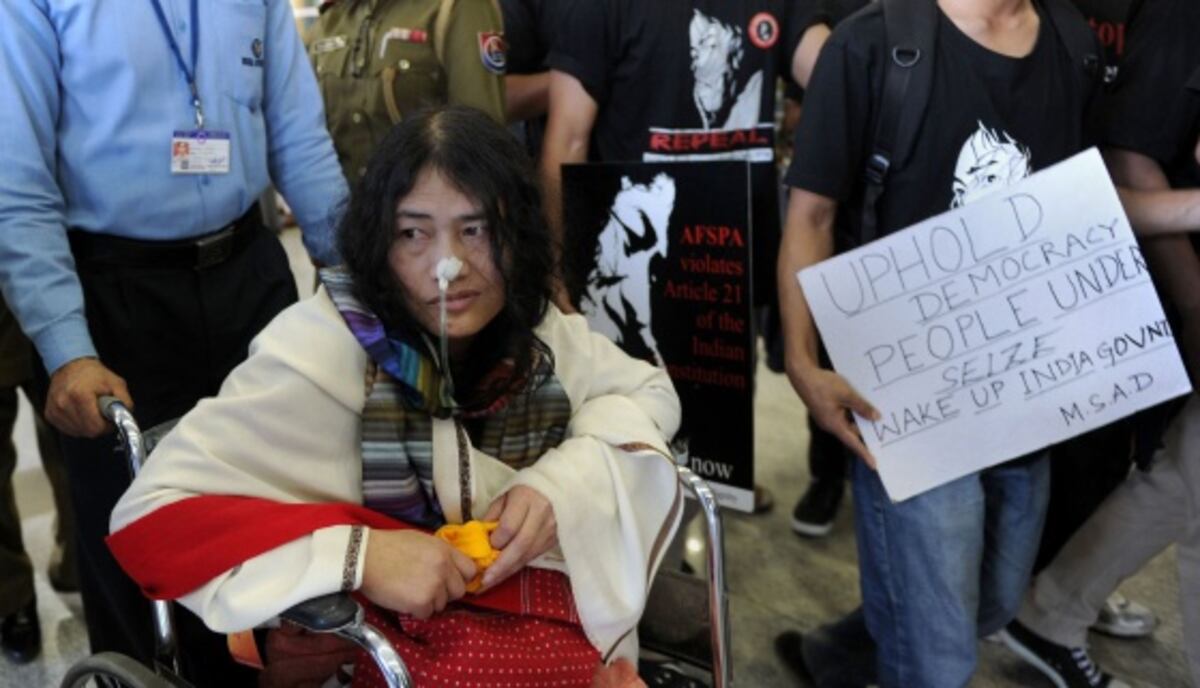 Un tribunal indio ordena liberar a una activista en huelga de hambre ...