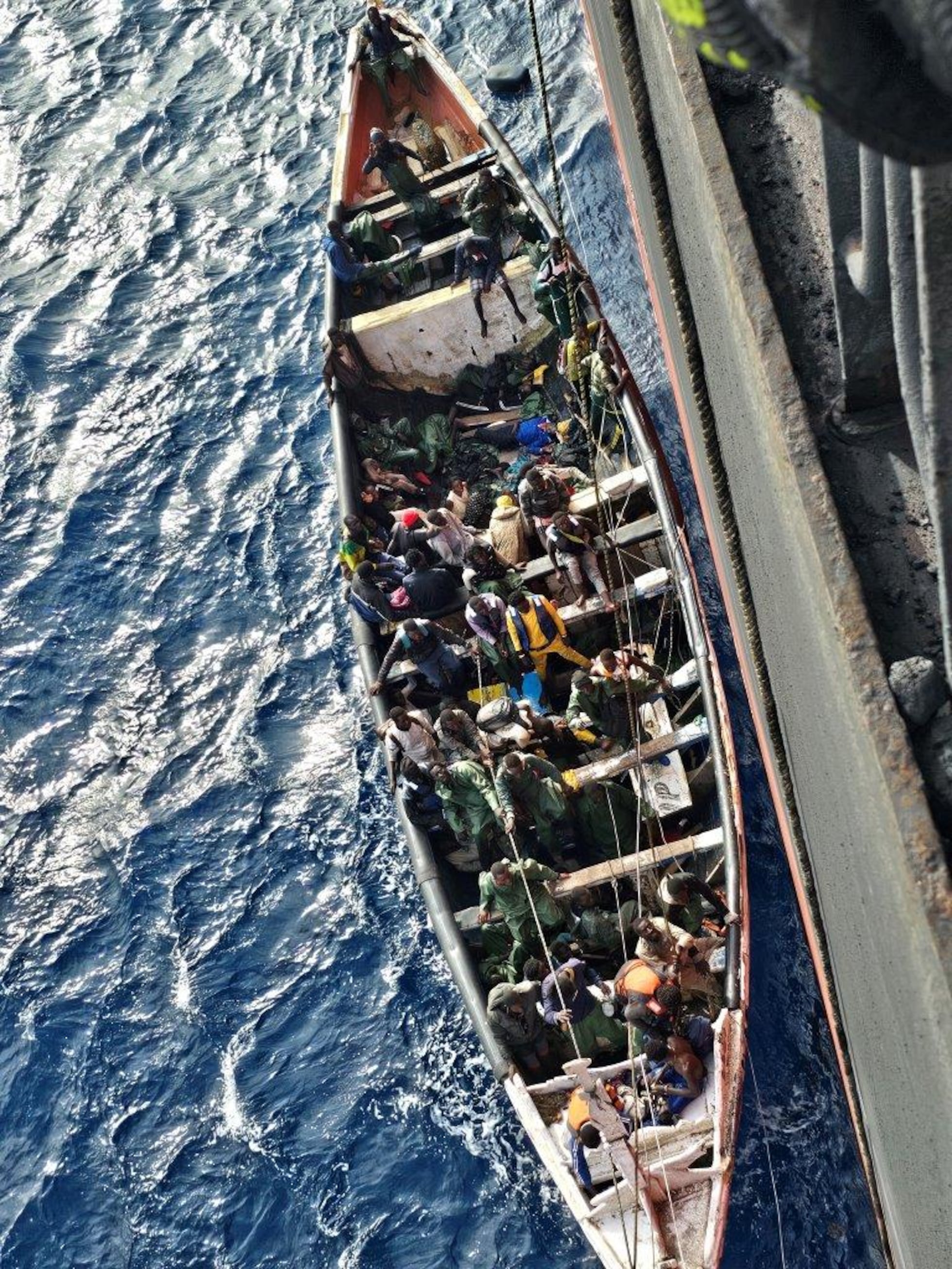 Un crucero de lujo al rescate de un cayuco en el Atlántico | España ...